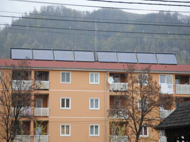 Instalatie-panouri-solare-termice-acoperis-bloc (1) – Panouri solare ...